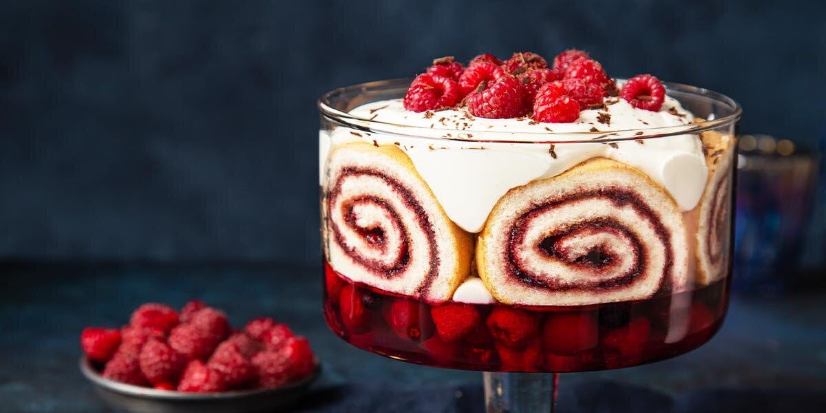 This festive RASPBERRY GIN TRIFLE is the perfect Christmas dessert - w ...